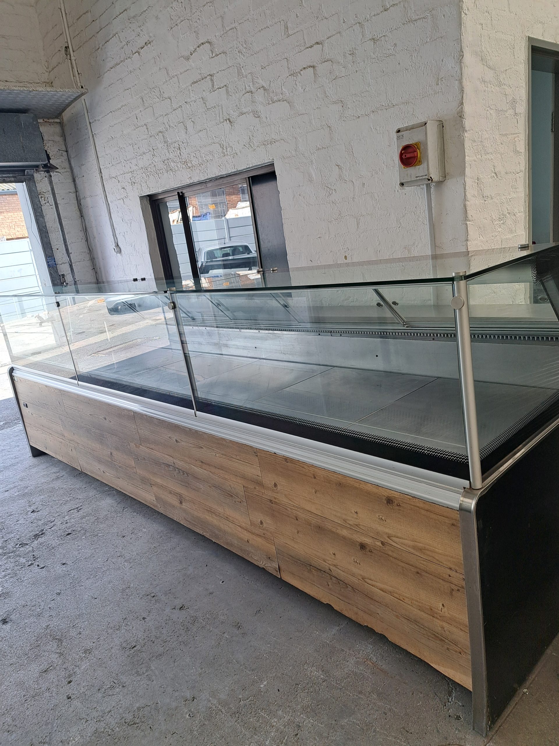 Square Glass Deli Chiller 3750mm – Suhaim Co